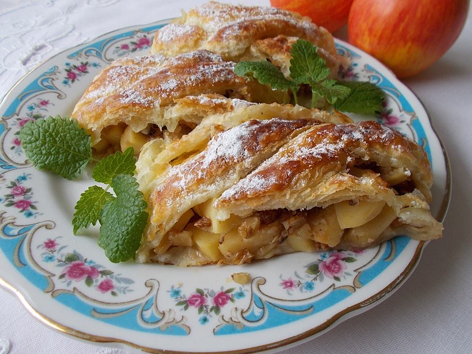 Jablkový závin z lístkového cesta s orechmi | Receptik.sk